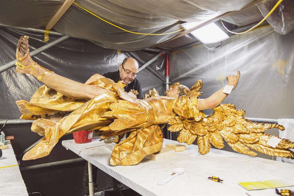 St. Michael: Die Restaurierung der Fassung an Altären, Chorgestühl und ...